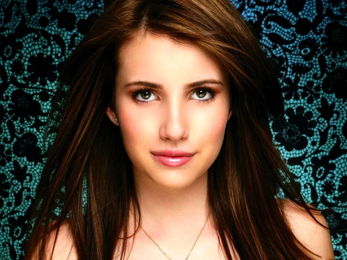 Emma Roberts Capelli Castani